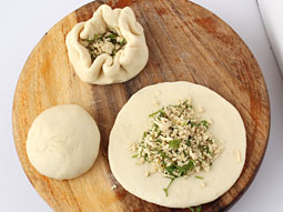 Paneer Kulcha Recipe - Soft Kulcha Stuffed with Spiced Paneer